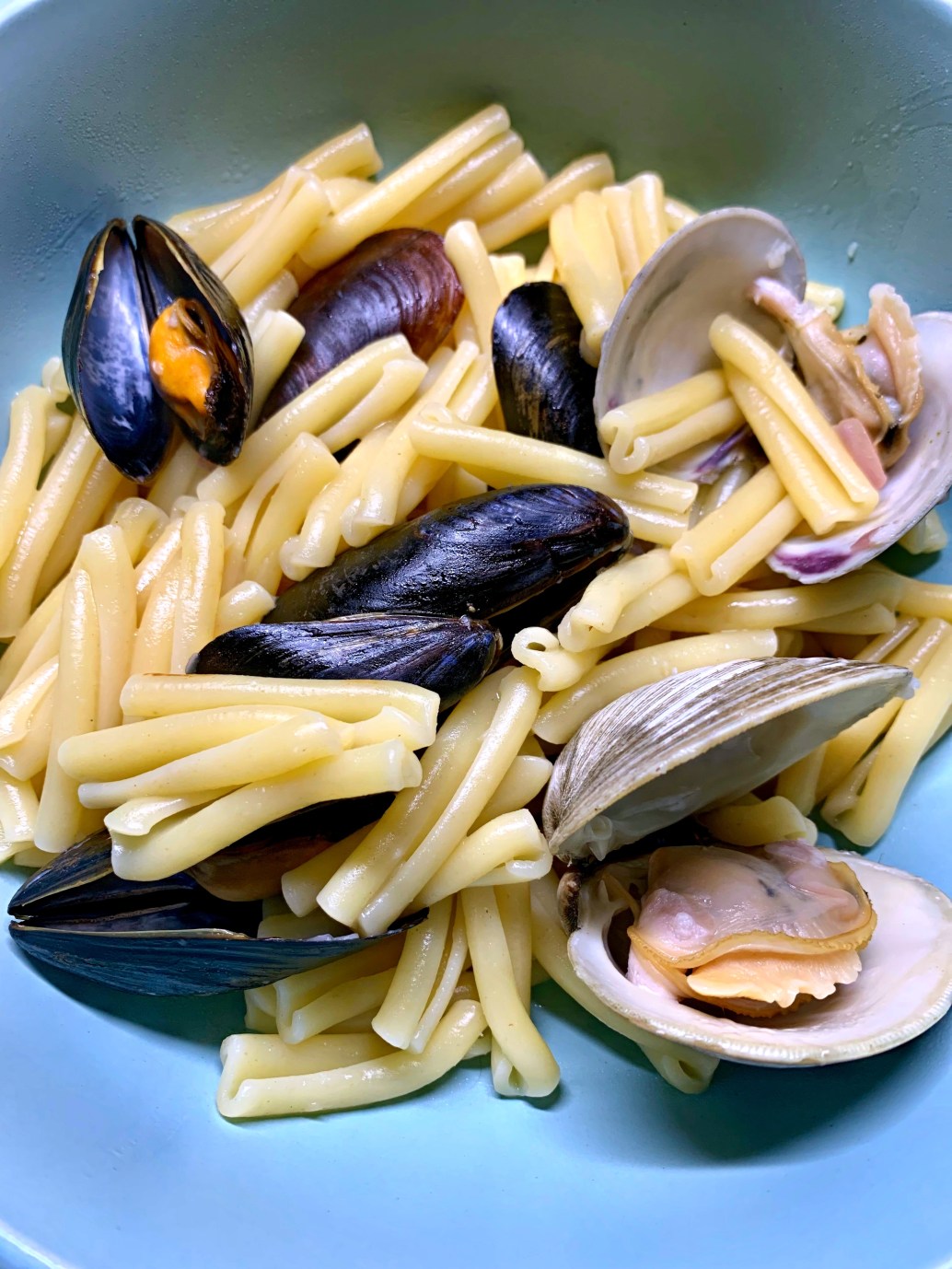 Mussels and Clams in a Garlic Butter White Wine Sauce – The Cooking Cactus